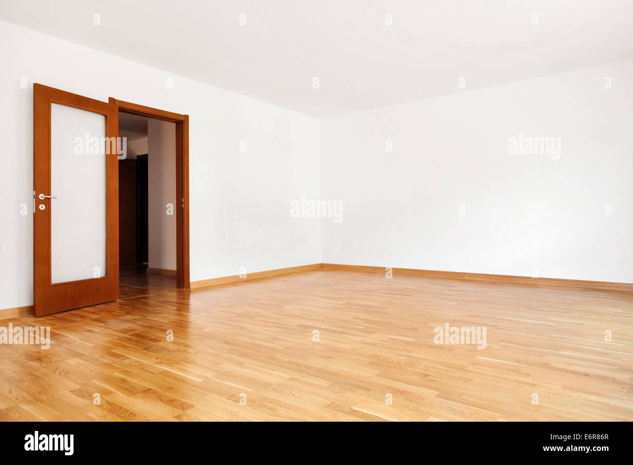 empty room with door Stock Photo - Alamy