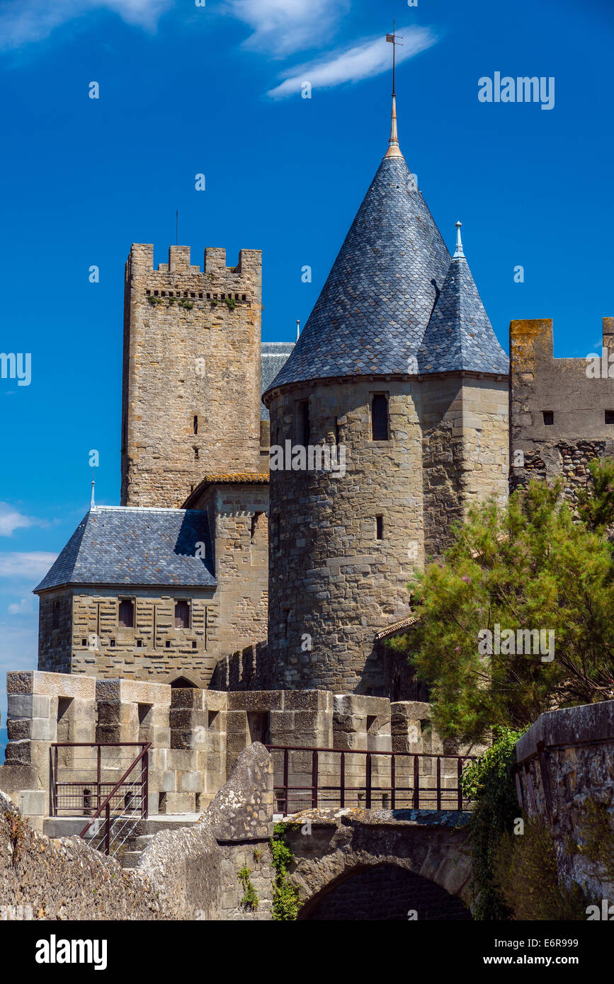 Medieval castle ramparts hi-res stock photography and images - Alamy