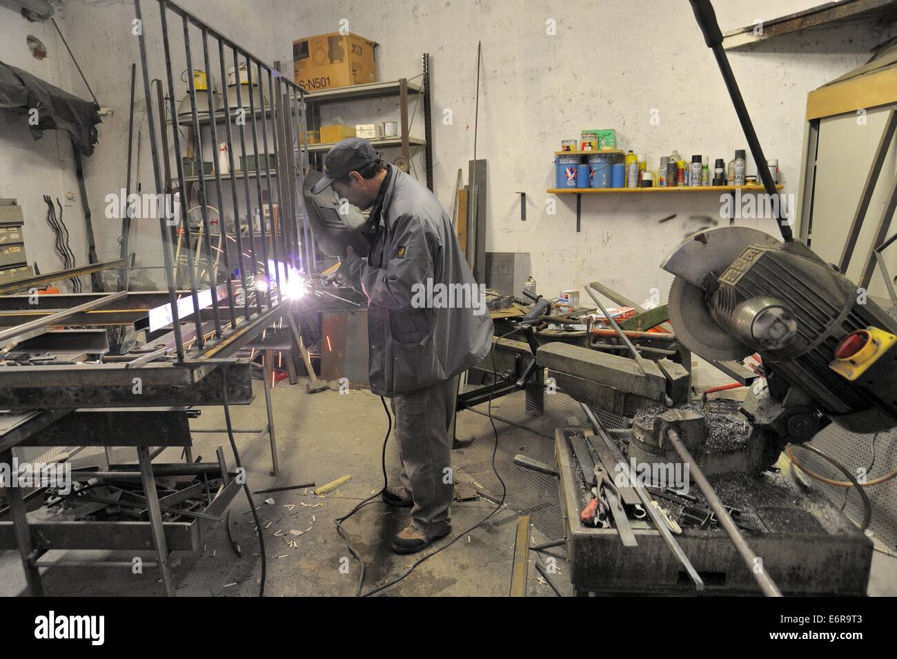 blacksmith at work in his workshop Stock Photo - Alamy