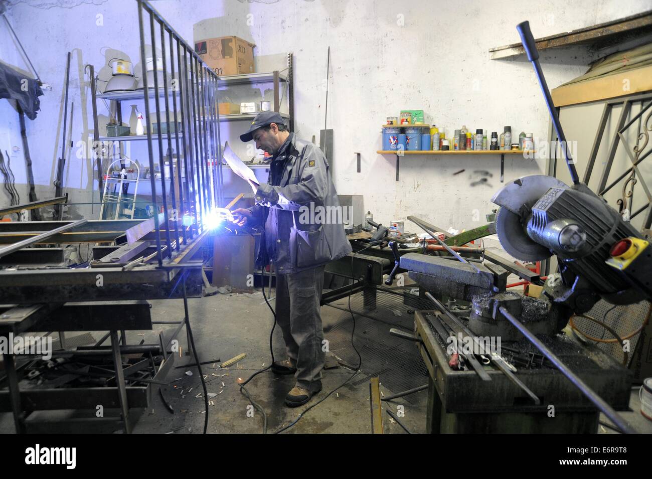 blacksmith at work in his workshop Stock Photo - Alamy