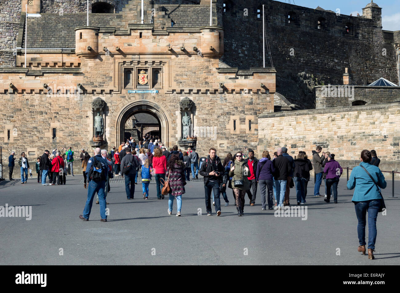 Entrance to edinburgh castle hi-res stock photography and images - Alamy