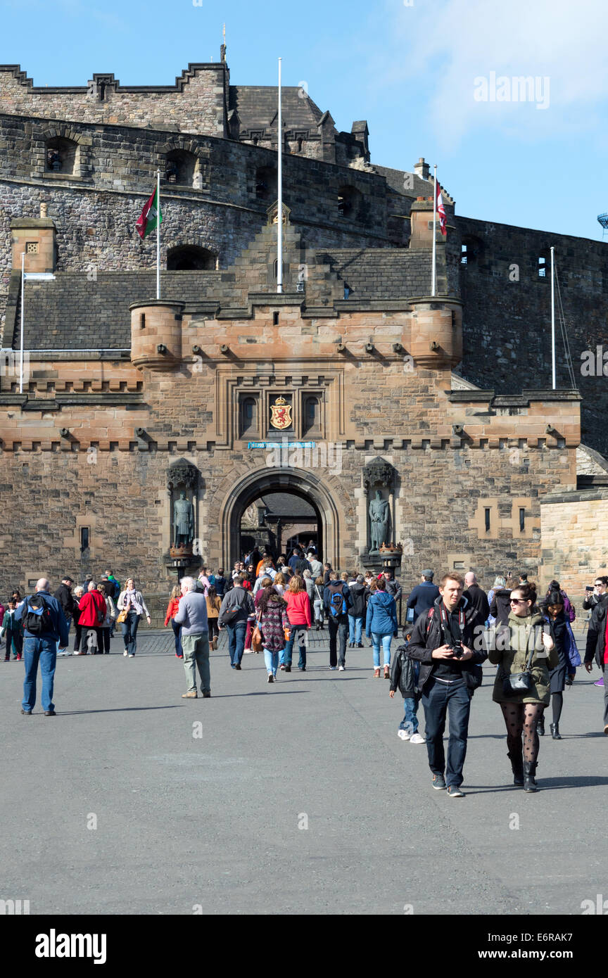 Entrance to edinburgh castle hi-res stock photography and images - Alamy