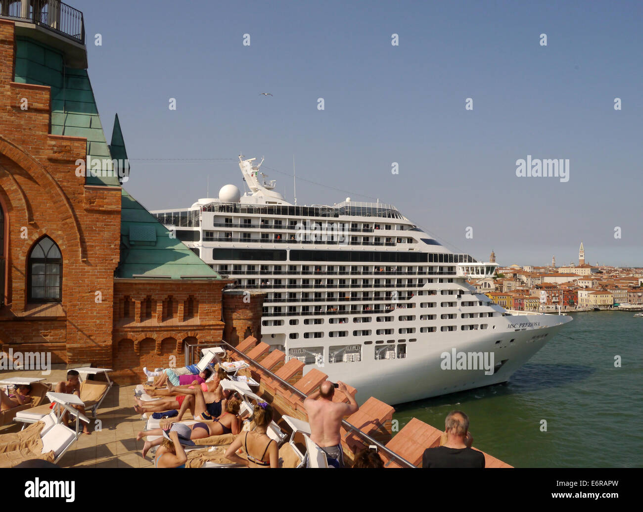 Large cruise ship in Giudecca Canal in Venice Stock Photo - Alamy