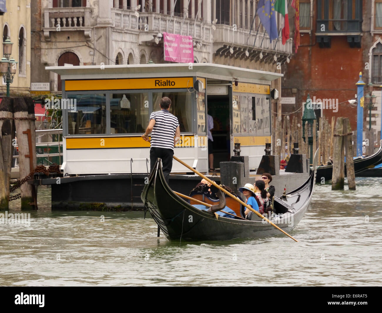 Gondola venice gondolier crowded hi-res stock photography and images ...