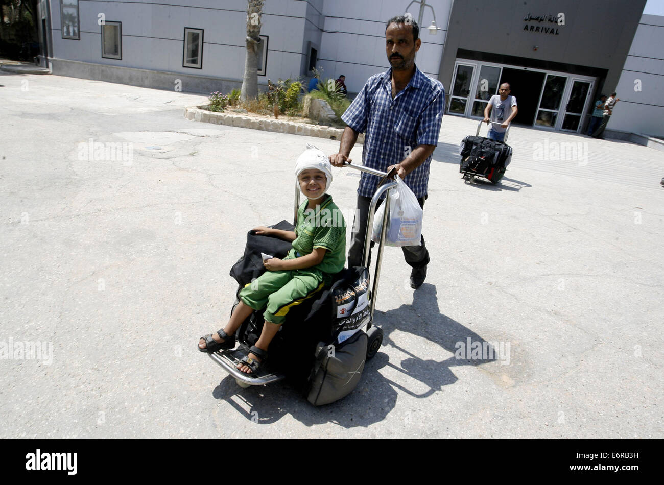 Rafah, Gaza Strip, Palestinian Territory. 28th Aug, 2014. A Palestinian ...