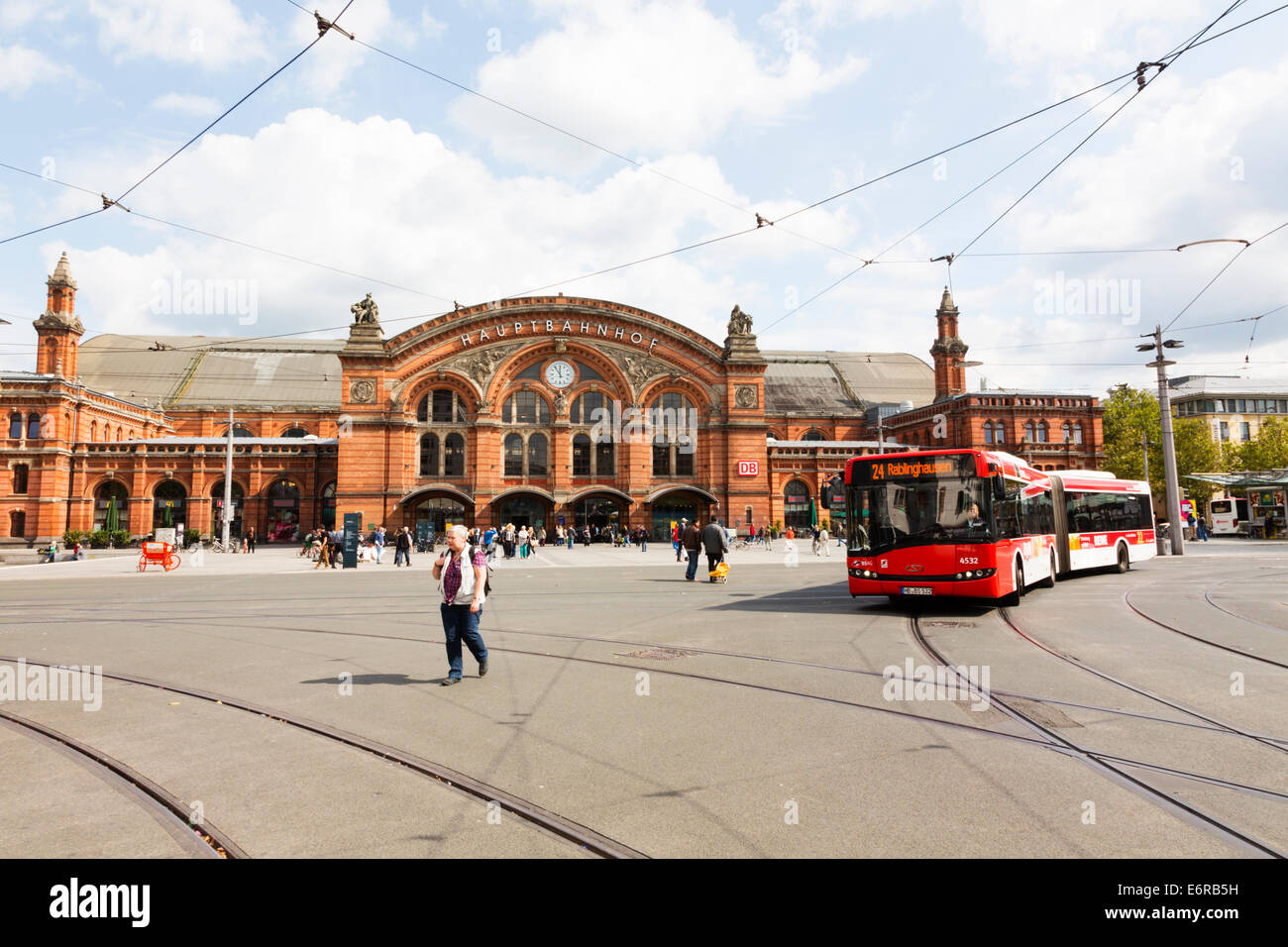 Bremen Hauptbahnhof, facade Stock Photo - Alamy