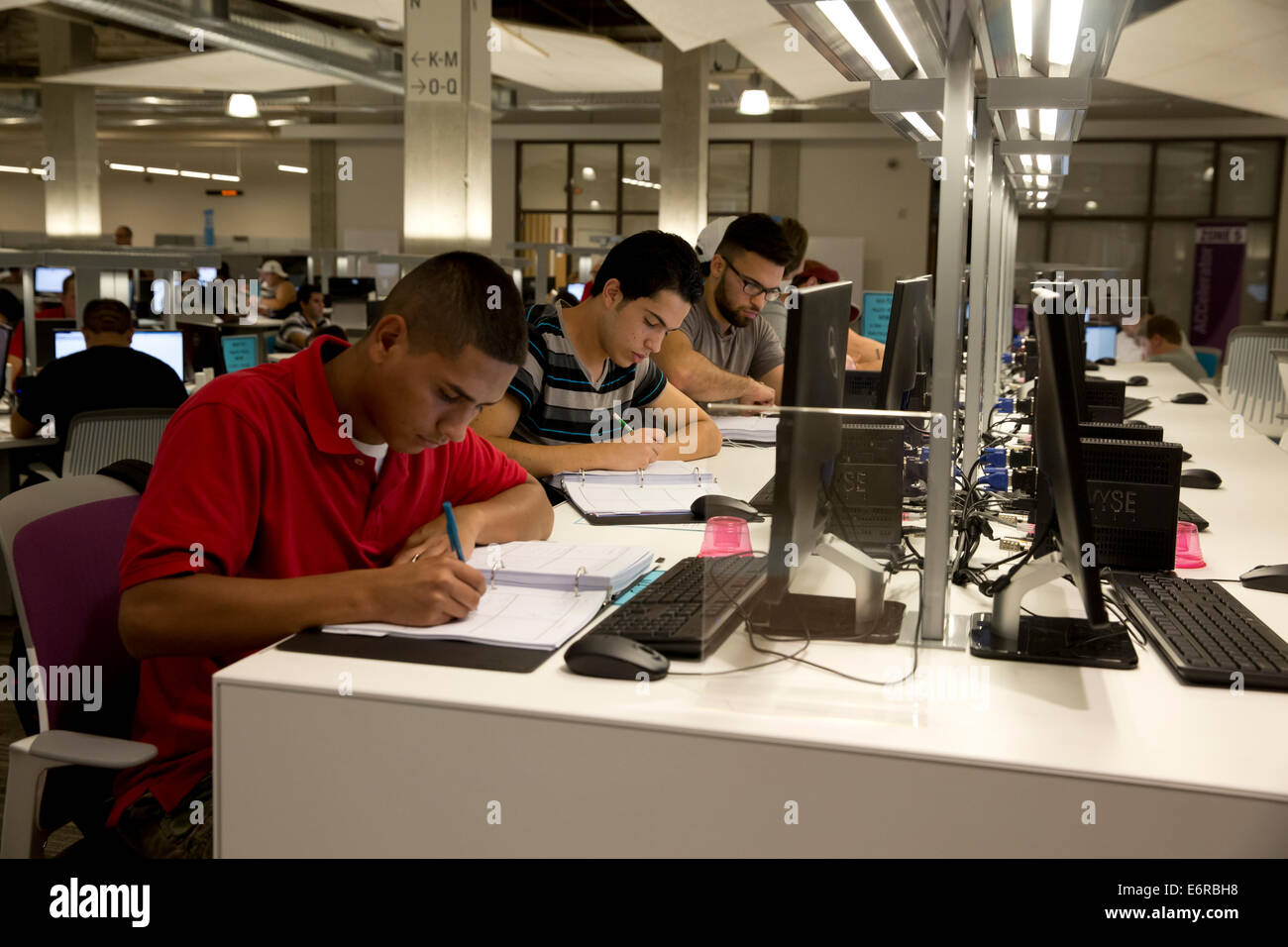Community college computer lab hi-res stock photography and images - Alamy