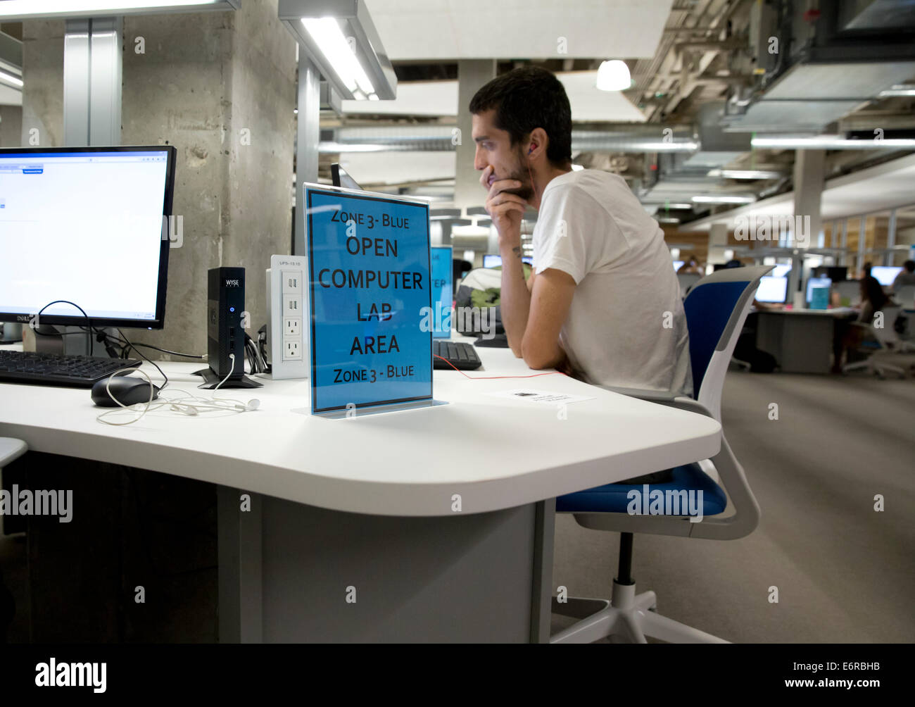 Community college computer lab hi-res stock photography and images - Alamy