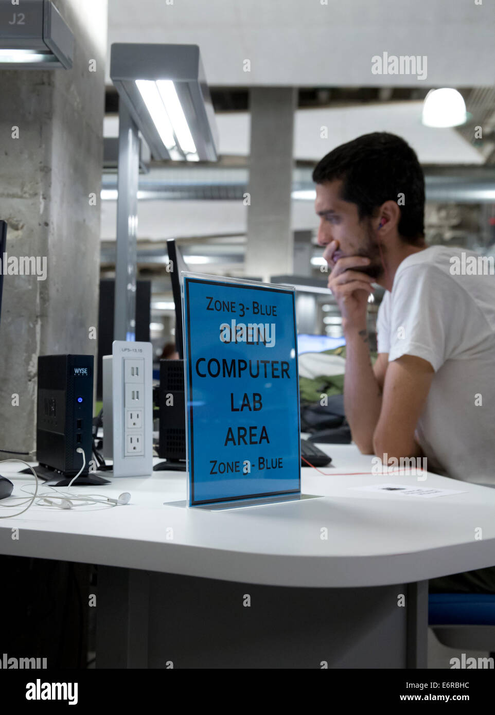 Community college students use computer and tutoring lab at new campus ...