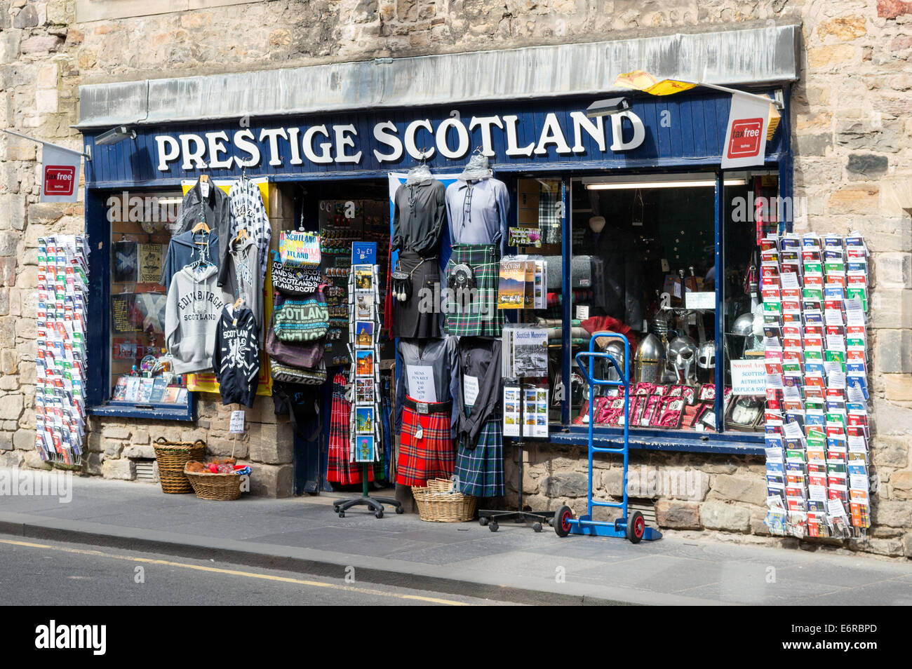 The Prestige Scotland souvenir shop on the Royal Mile, Edinburgh Stock ...