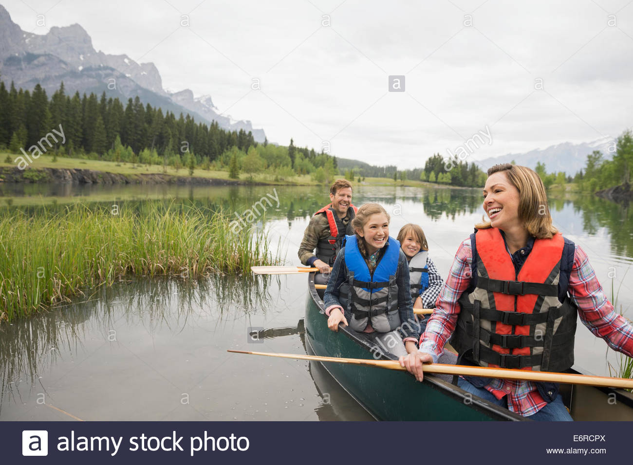 Family in a canoe hi-res stock photography and images - Alamy