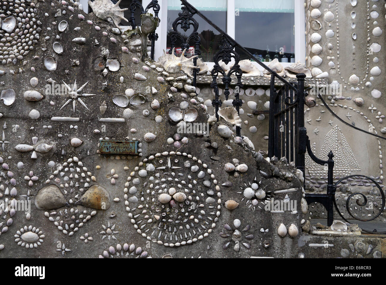 Polperro fishing village in Cornwall. Cottage decorated with sea shells ...