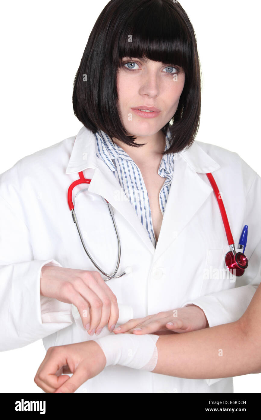 Doctor wrapping a wound Stock Photo - Alamy