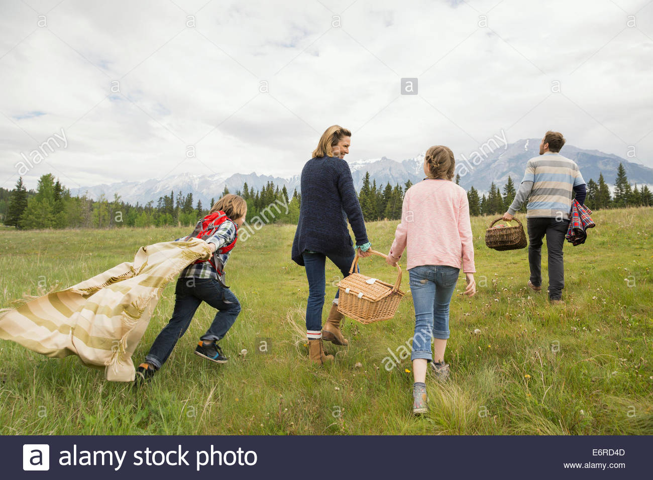 Picnicking family hi-res stock photography and images - Alamy
