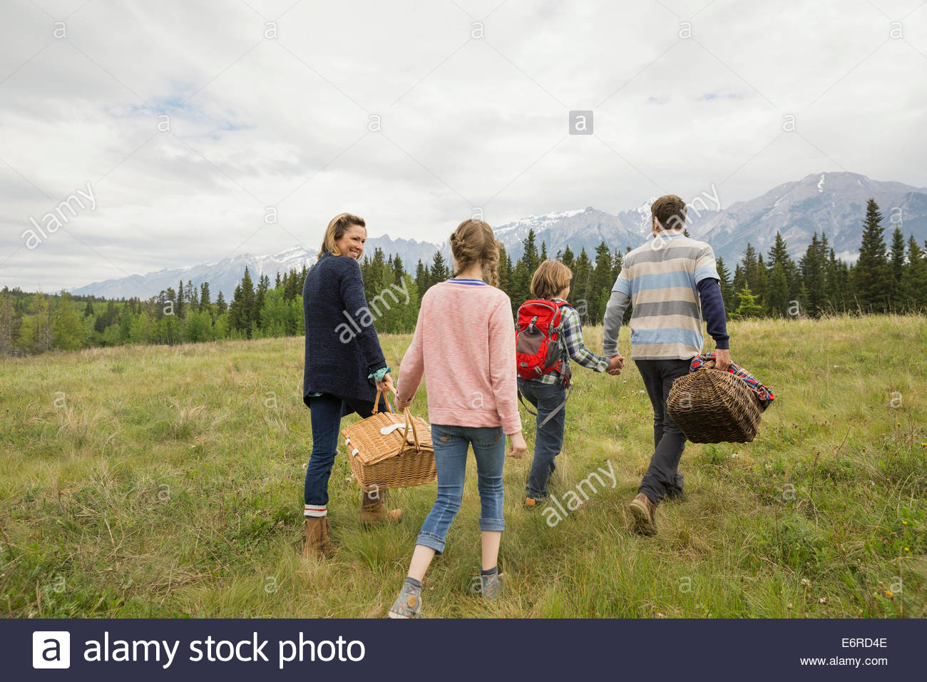 Family in field back hi-res stock photography and images - Alamy