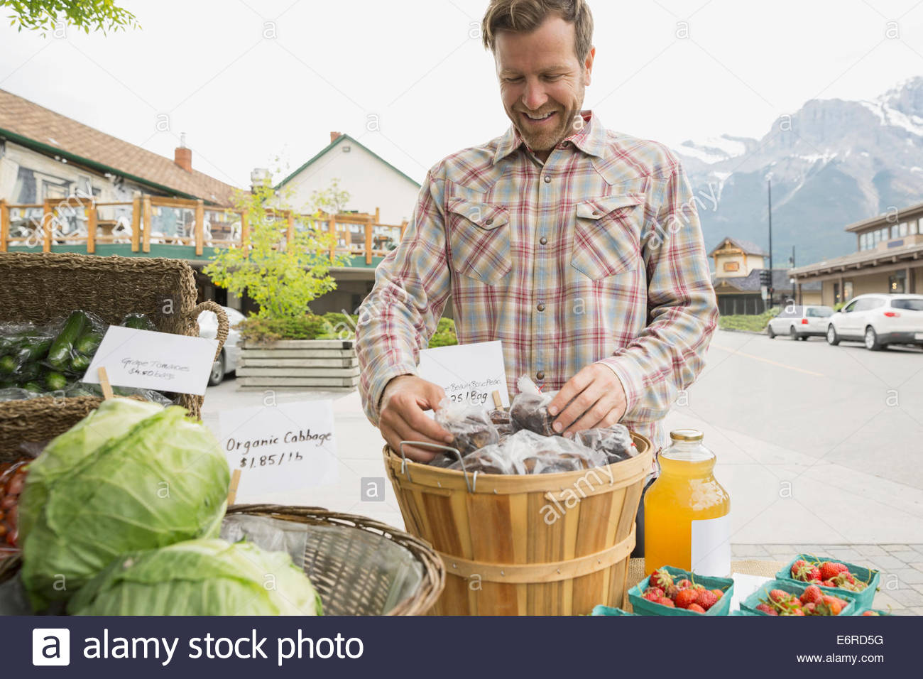 Man shopping at farmers market Stock Photo - Alamy