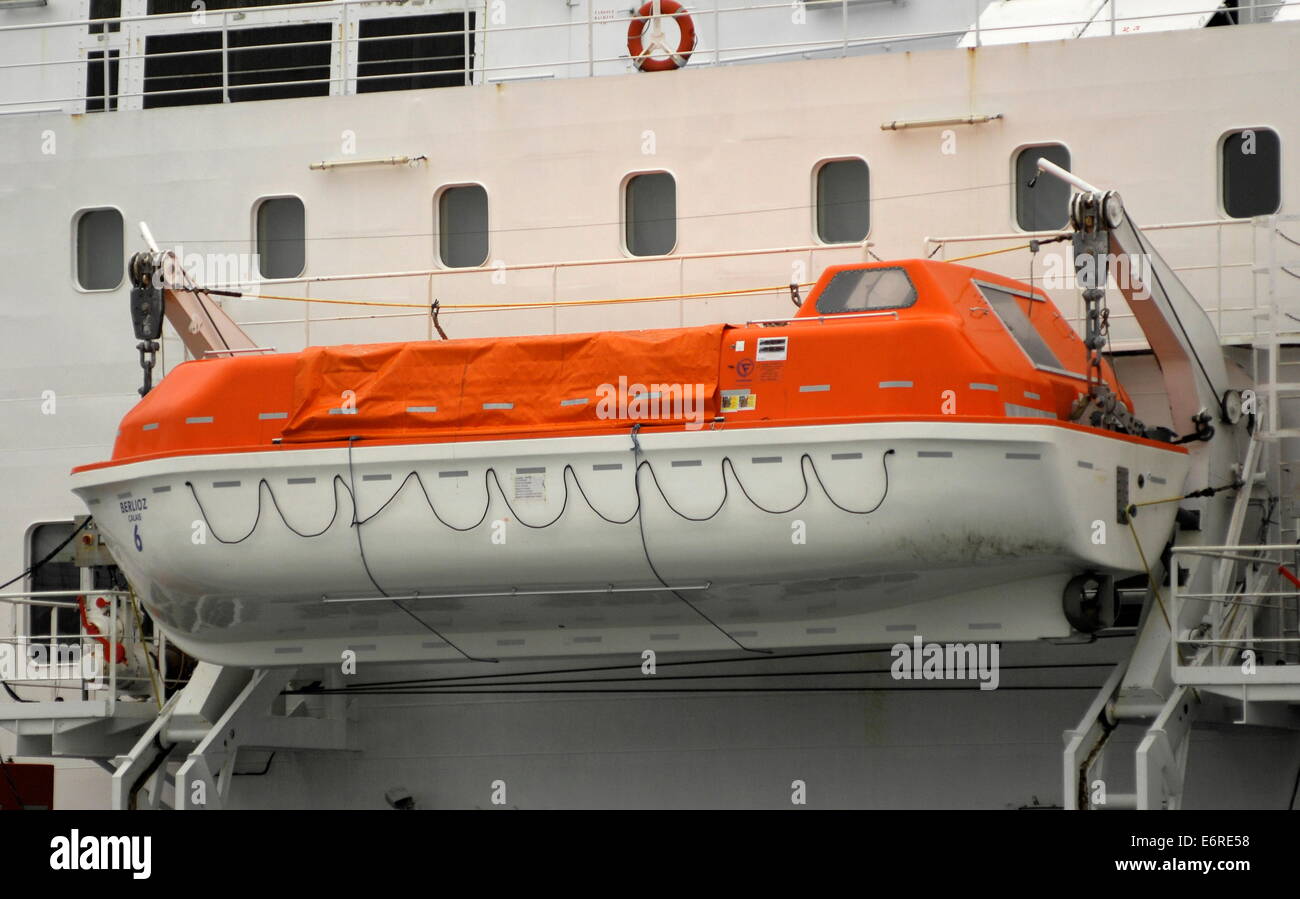 Sea cargo lifelines hi-res stock photography and images - Alamy