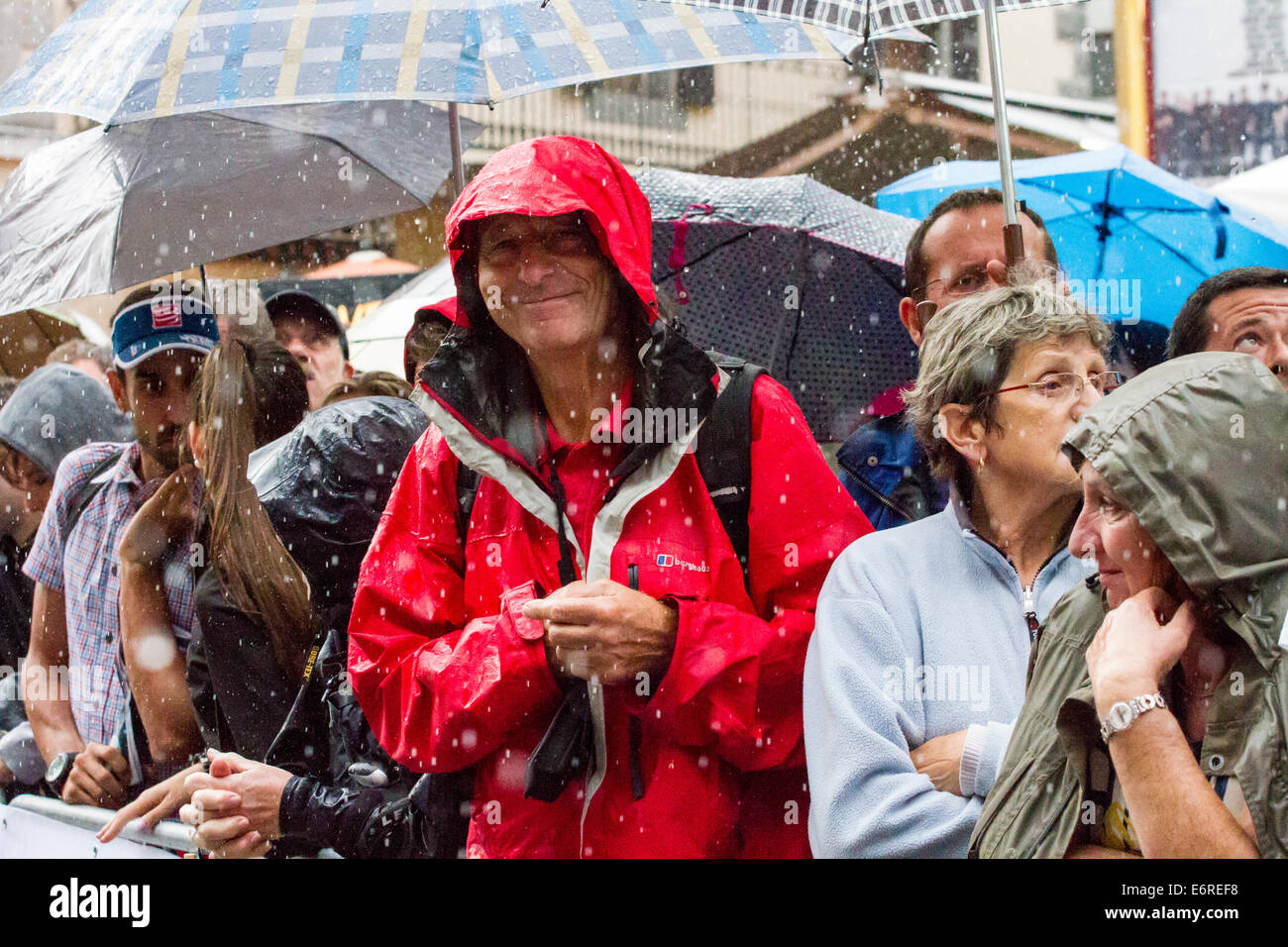 Crowd cheer on runners in first race hi-res stock photography and ...