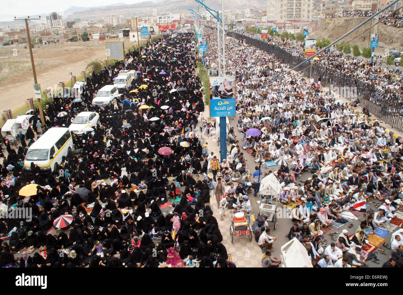 Sanaa, Yemen. 29th Aug, 2014. Yemeni pro-government protesters rally in ...