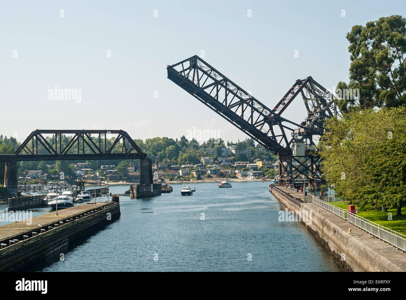 Pleasure boats pass locks hi-res stock photography and images - Alamy