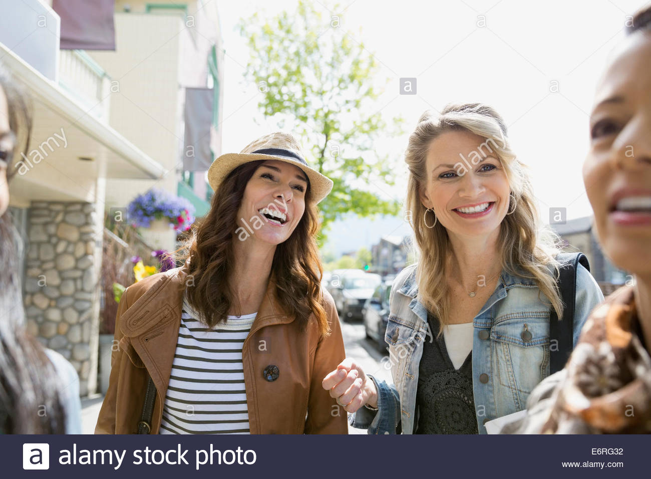 People talking street hi-res stock photography and images - Alamy