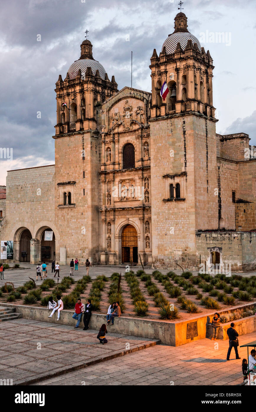 Oaxaca plaza de santo domingo hi-res stock photography and images - Alamy