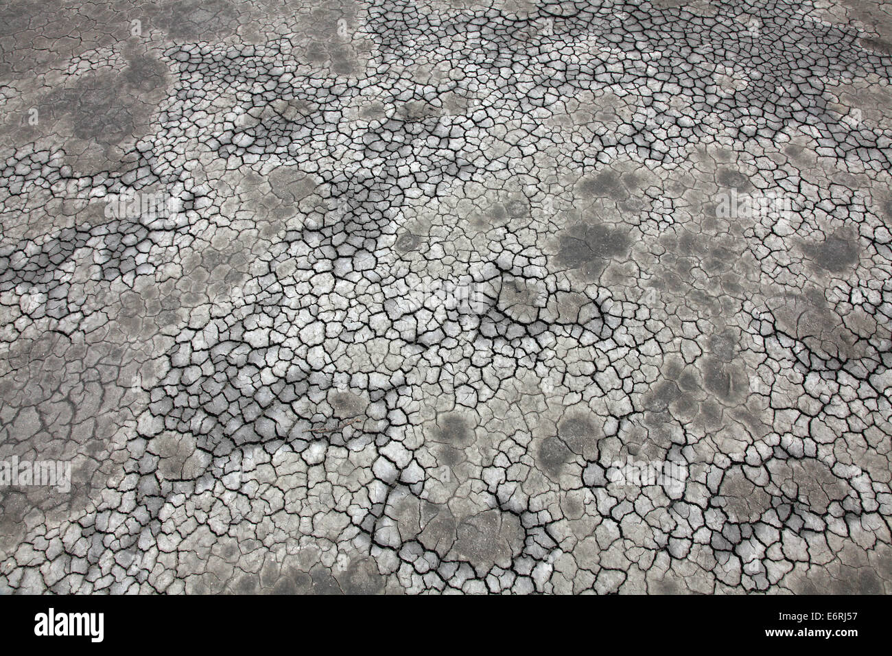 Dry, cracked riverbed in South Australia Stock Photo - Alamy