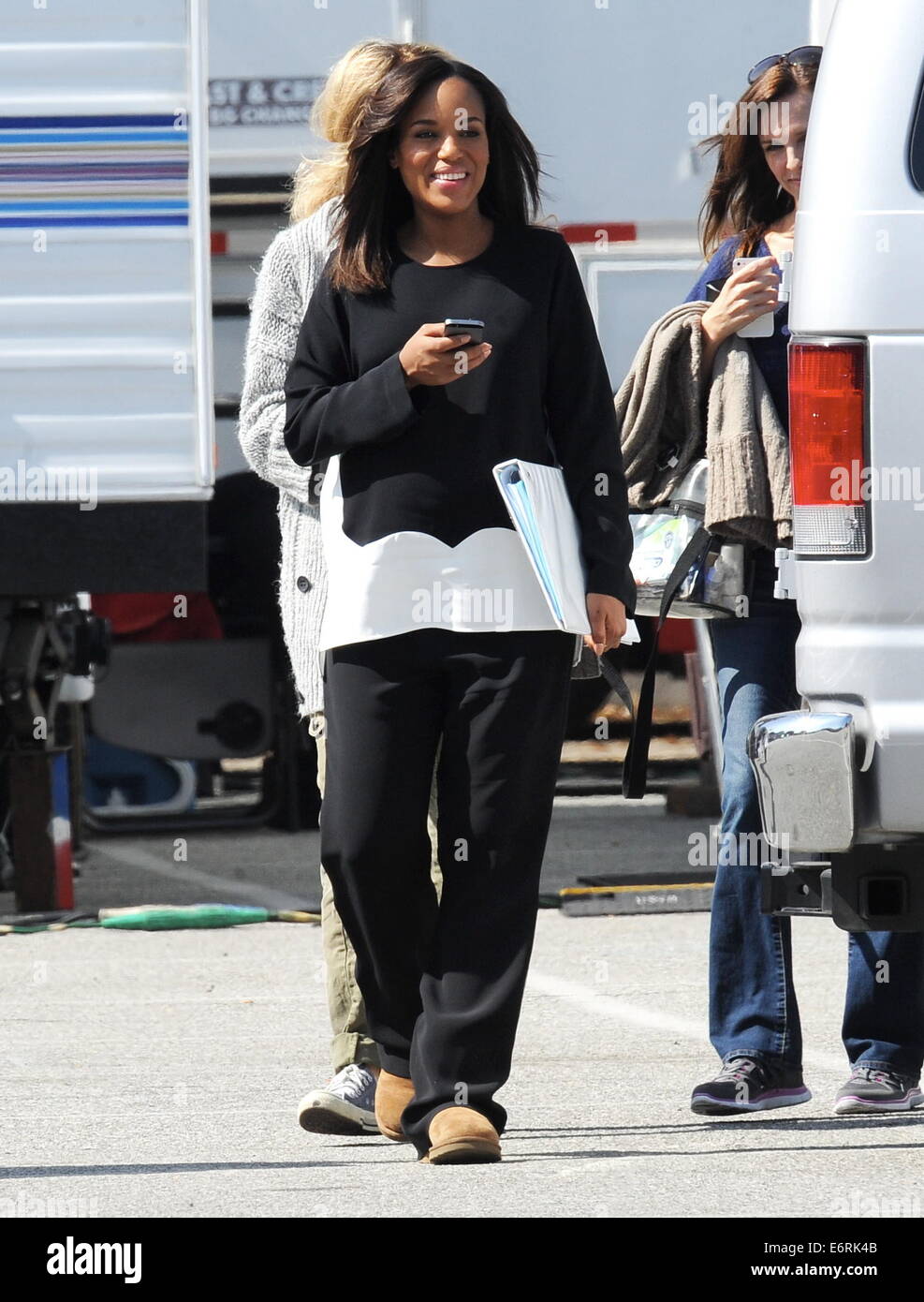 Pregnant Kerry Washington shows off her baby bump during a lunch break ...