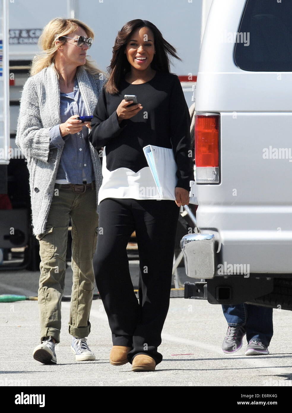 Pregnant Kerry Washington shows off her baby bump during a lunch break ...