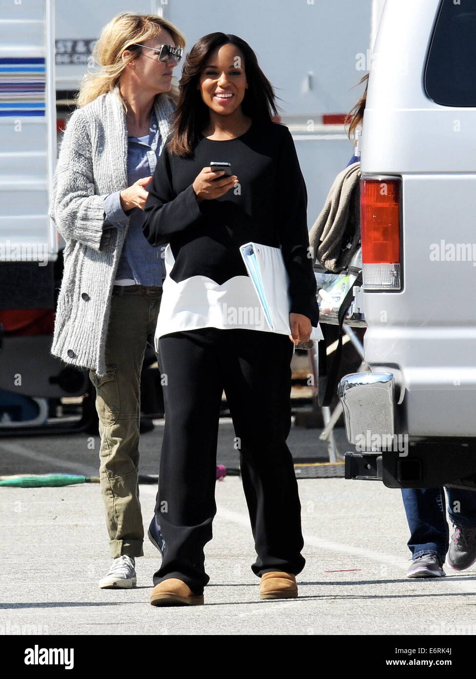 Pregnant Kerry Washington shows off her baby bump during a lunch break ...