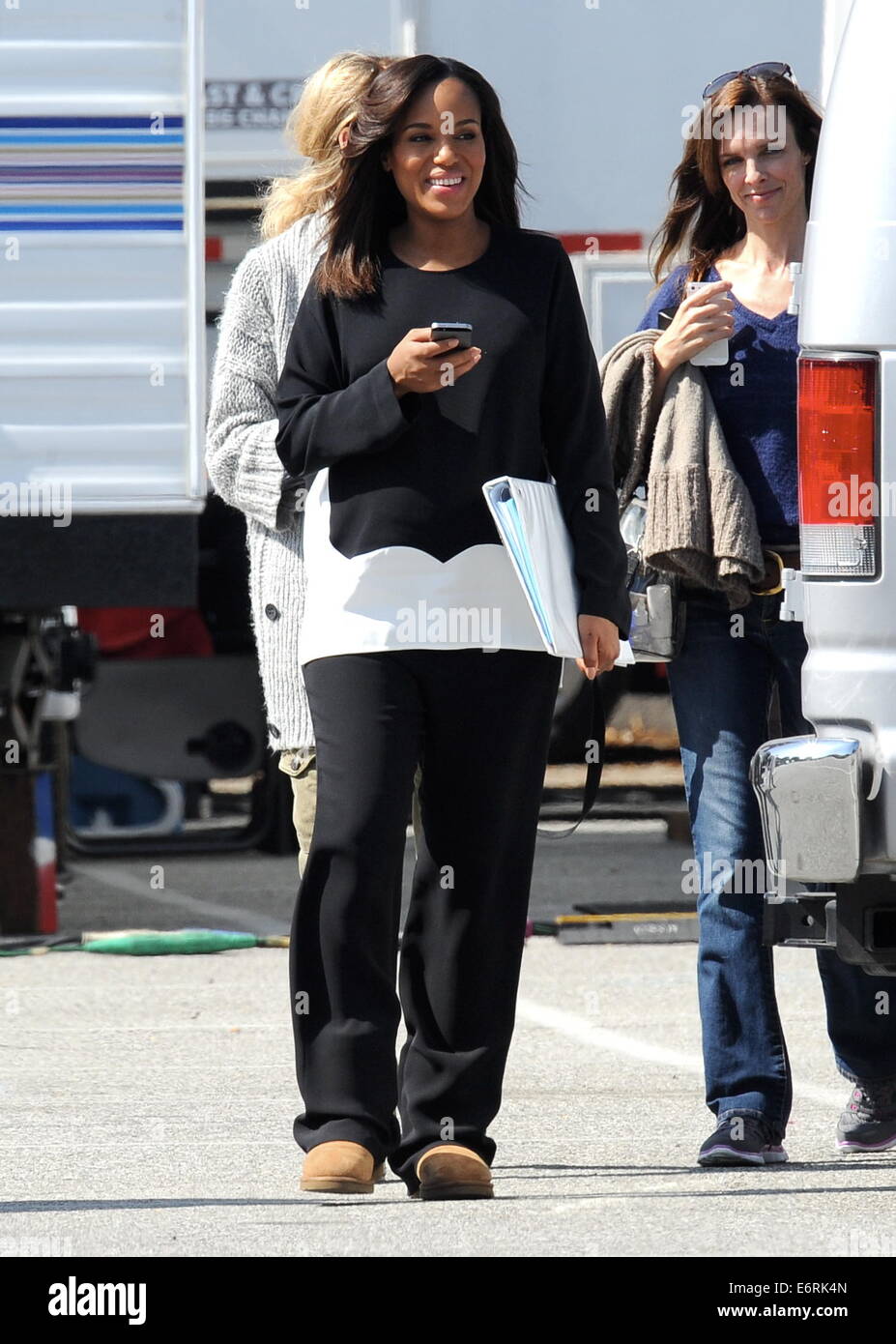 Pregnant Kerry Washington shows off her baby bump during a lunch break ...