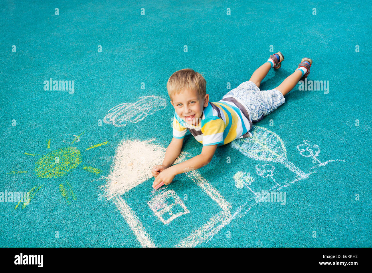 Little boy drawing chalk image on the ground Stock Photo - Alamy