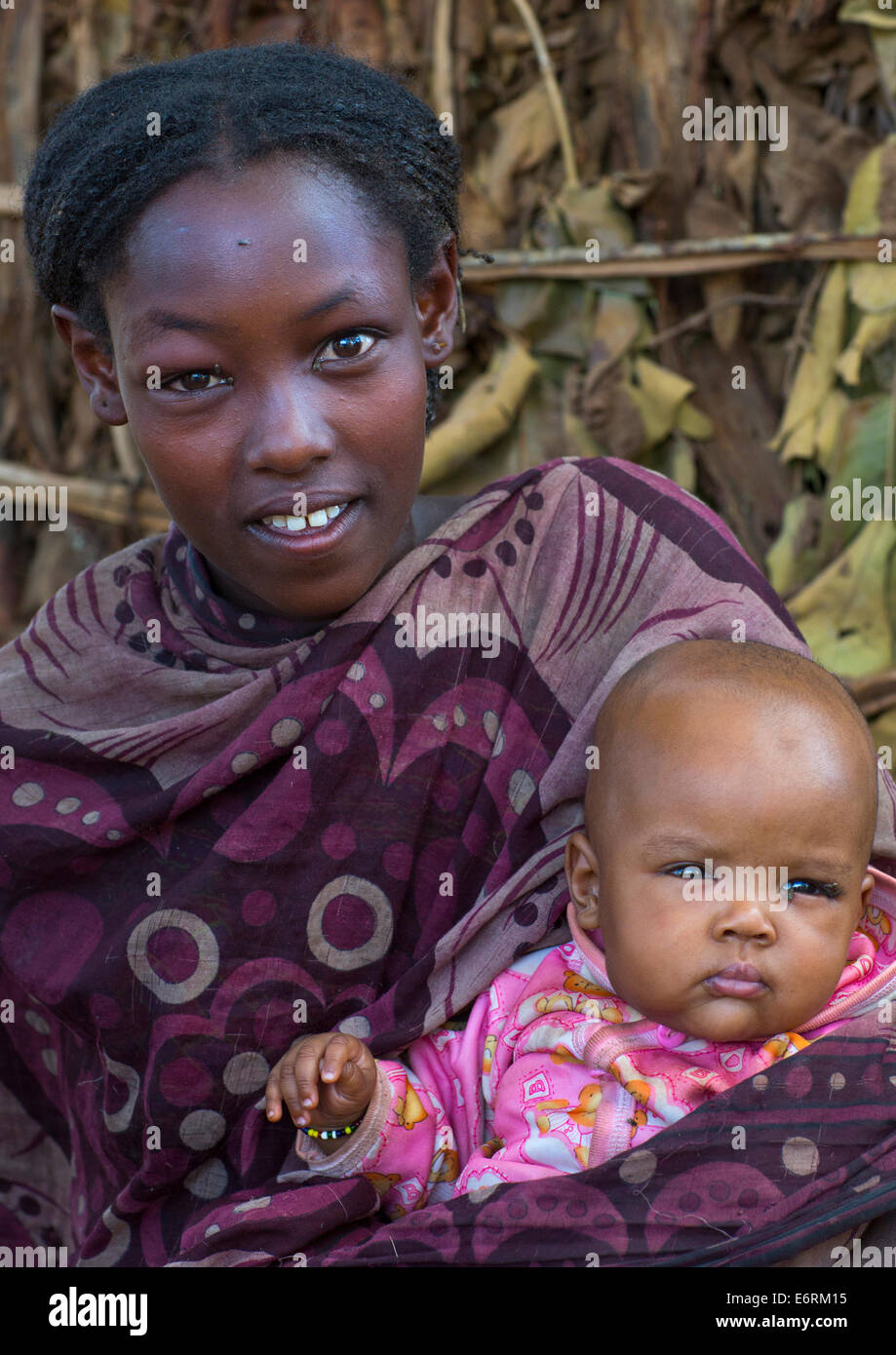 Borana Tribe Mother Carrying Her Baby, Yabelo, Ethiopia Stock Photo - Alamy