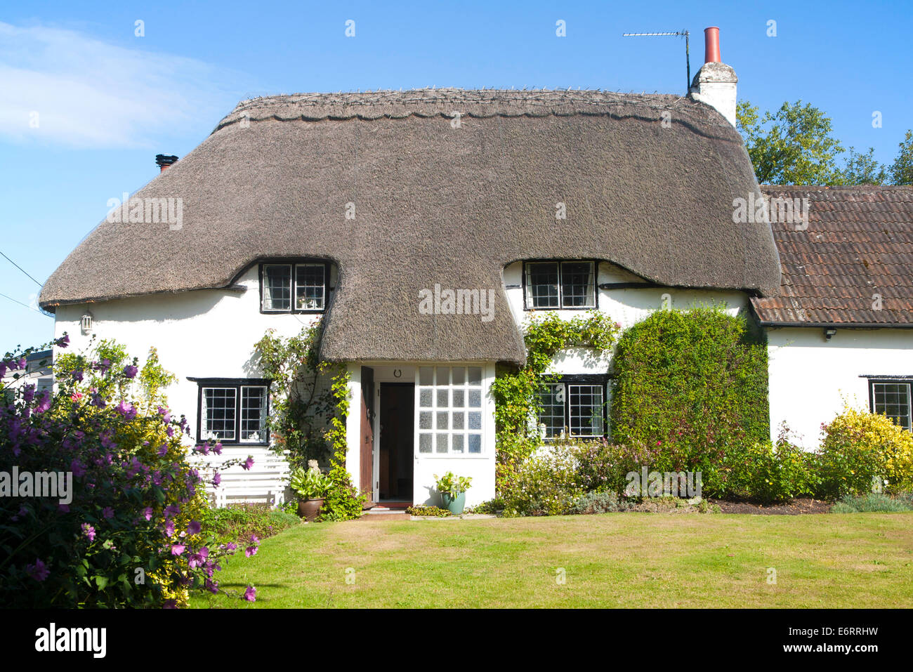 Pretty thatched country cottage Cherhill, Wiltshire, England Stock ...