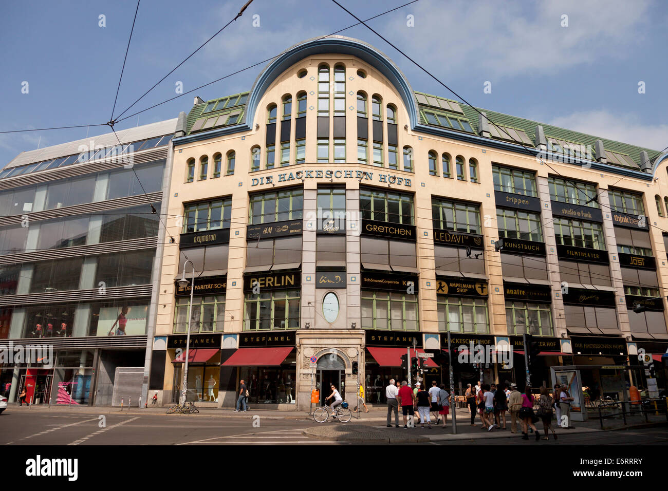 Courtyard complex hi-res stock photography and images - Alamy