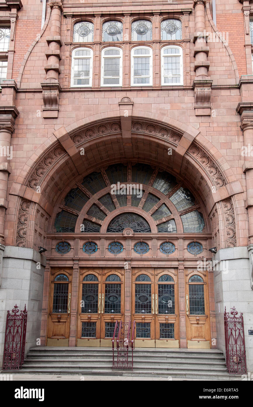 Entrance university manchester uk hi-res stock photography and images ...