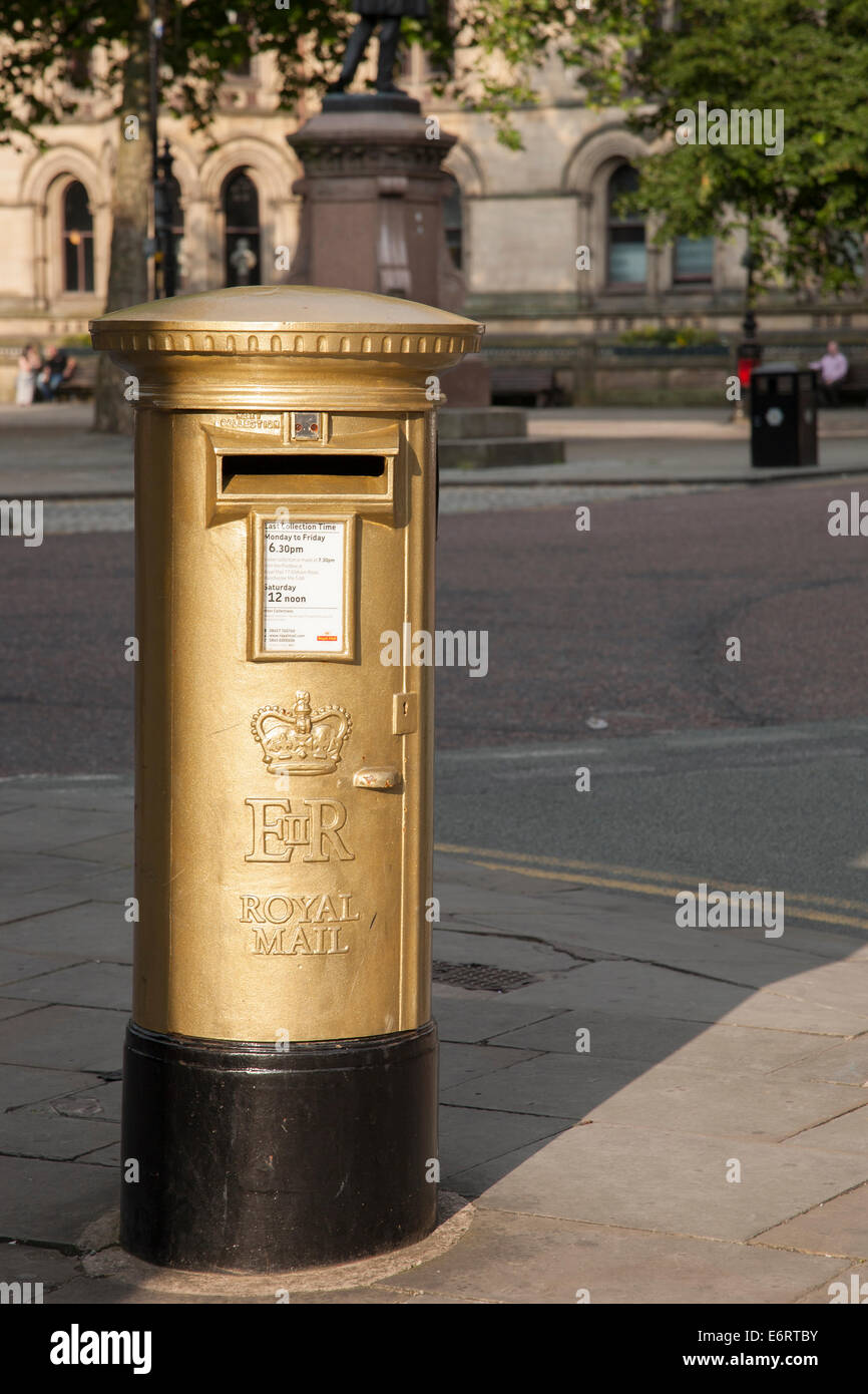 Golden post box hi-res stock photography and images - Alamy