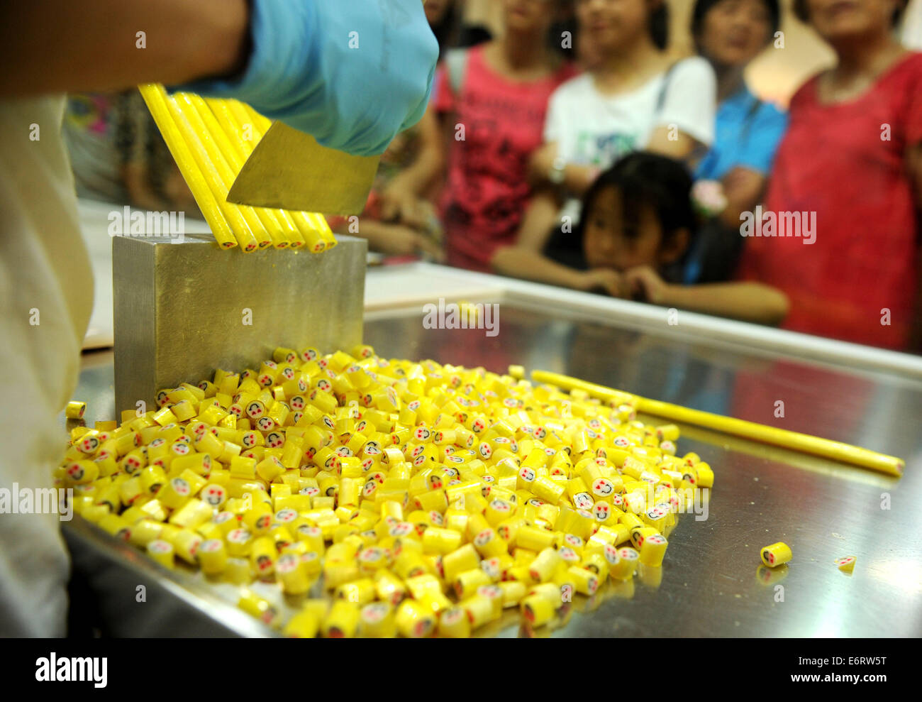 (140830) -- BEIJING, Aug. 30, 2014 (Xinhua) -- Chen Jingchao makes ...