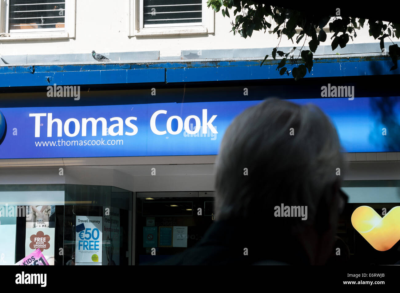 000 employees and operates from 17 countries hi-res stock photography ...