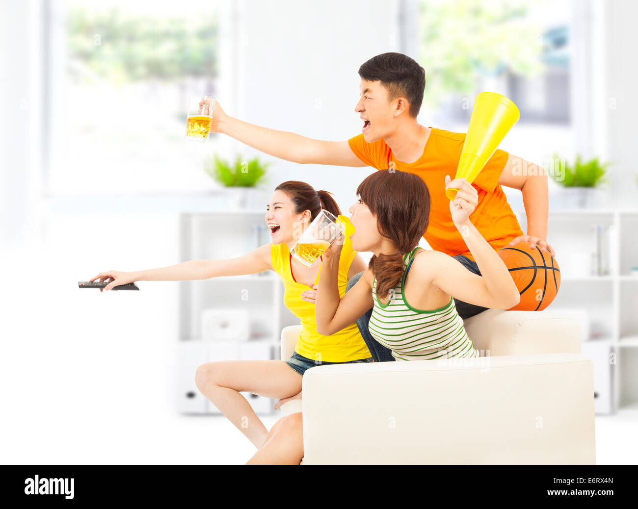 People yelling hi-res stock photography and images - Alamy