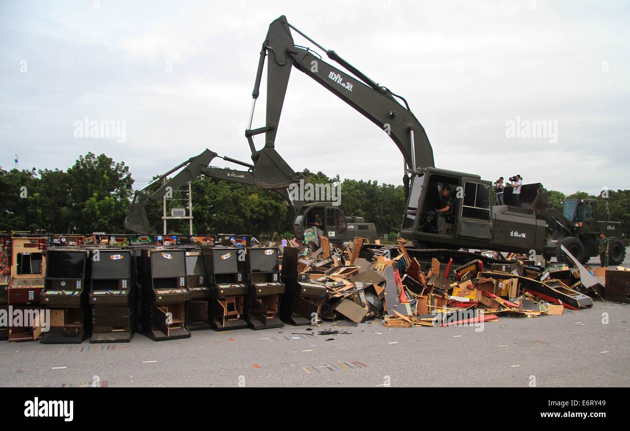 Bangkok, Bangkok. 30th Aug, 2014. Thai soldiers and Thai police destroy ...