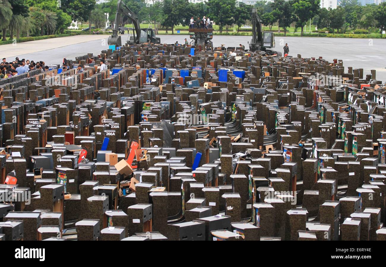Bangkok, Bangkok. 30th Aug, 2014. Thai soldiers and Thai police destroy ...
