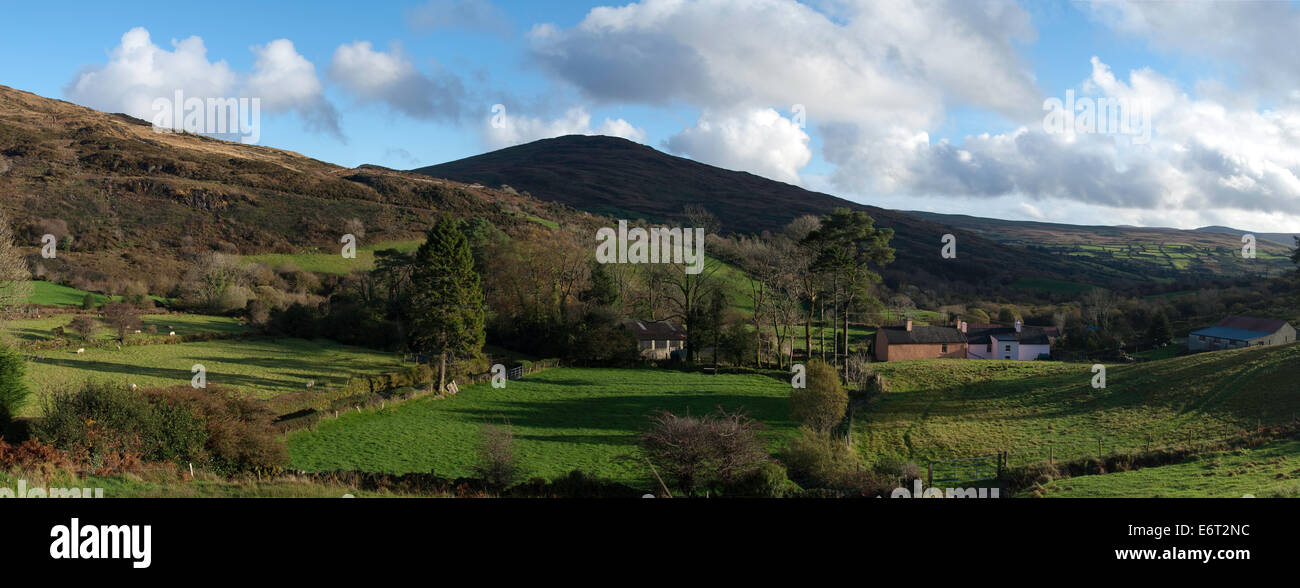 Hillside farm hi-res stock photography and images - Alamy