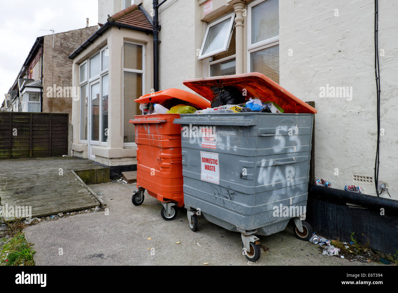 Overflowing bins hi-res stock photography and images - Alamy