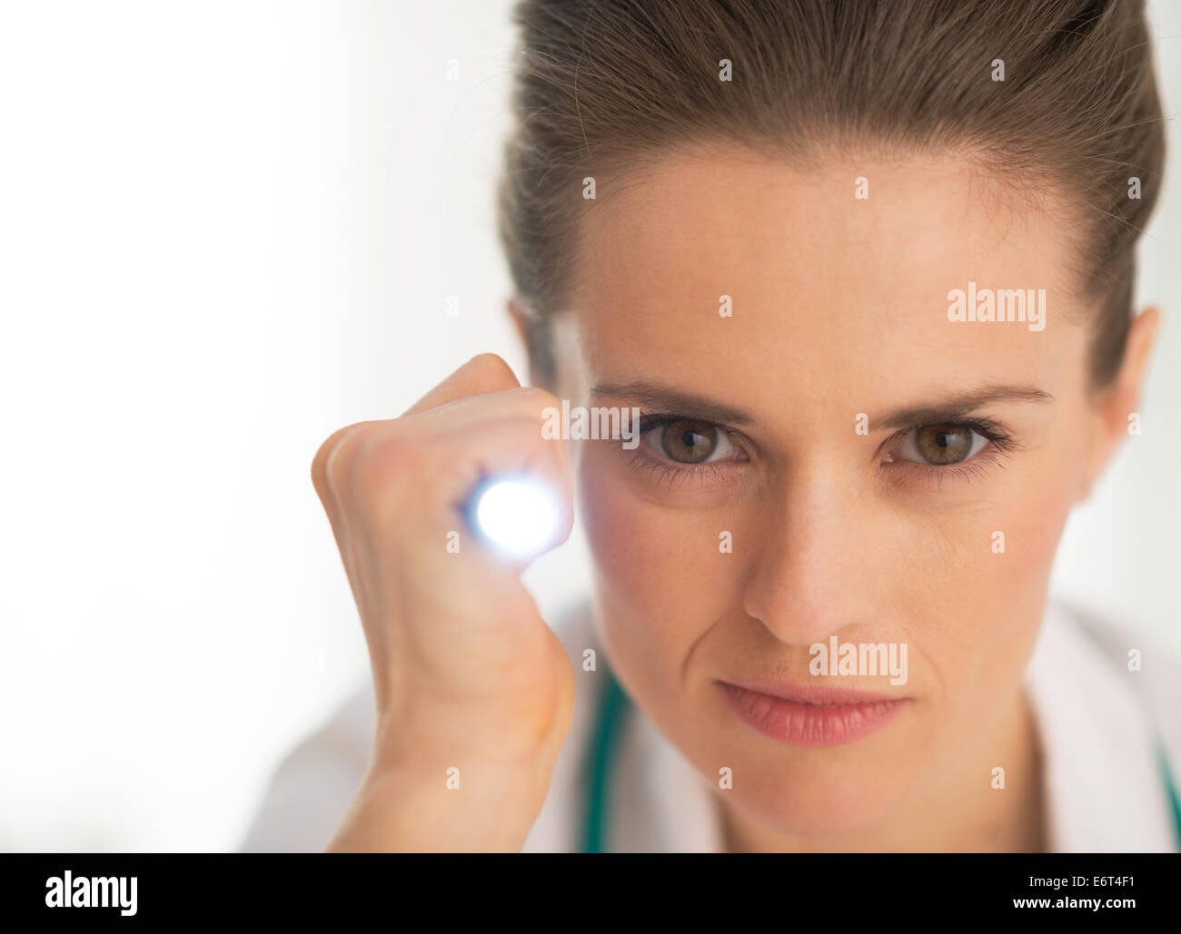 Portrait of doctor woman using flashlight Stock Photo - Alamy