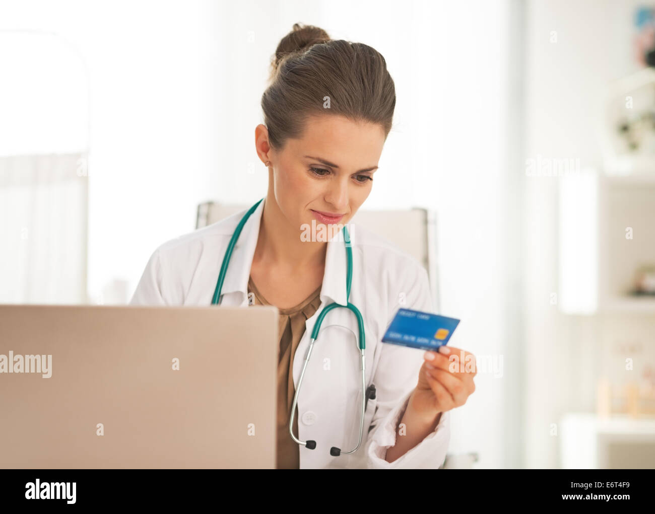 Doctor shopping hi-res stock photography and images - Alamy