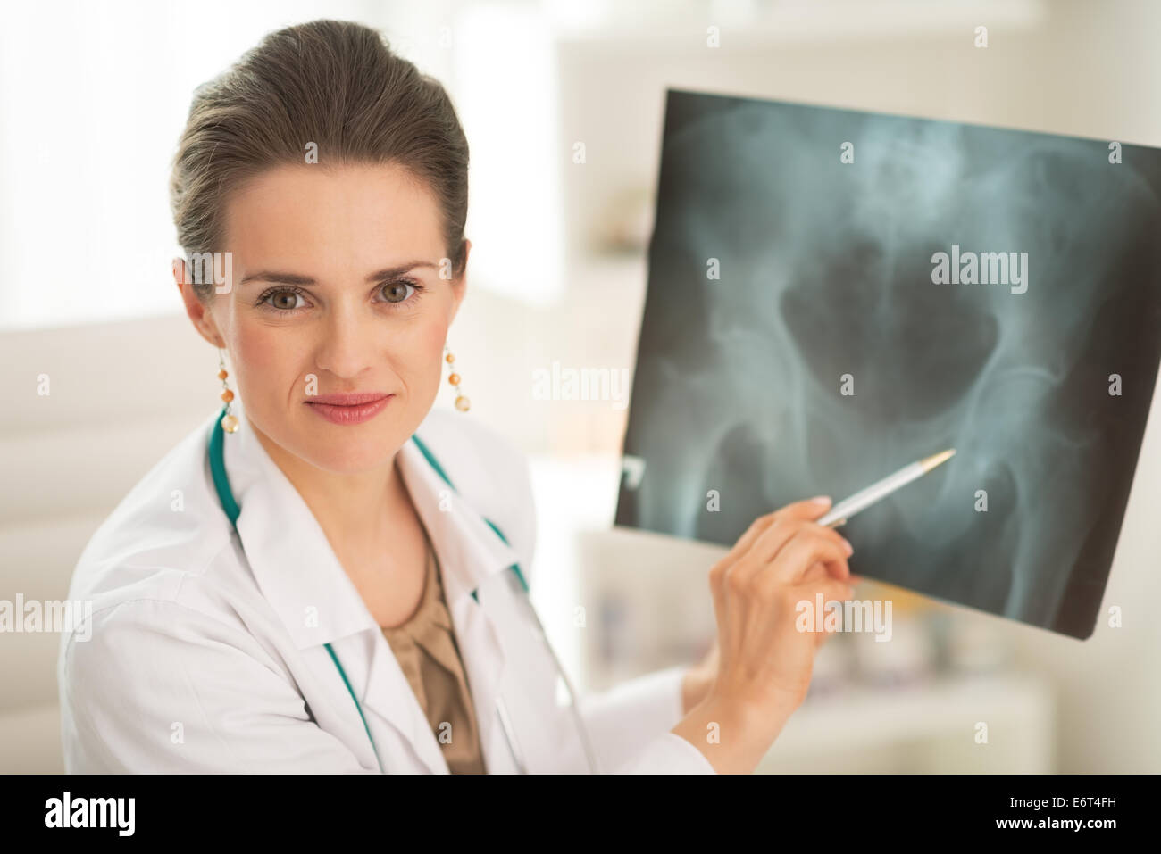 Portrait of doctor woman pointing on fluorography Stock Photo - Alamy
