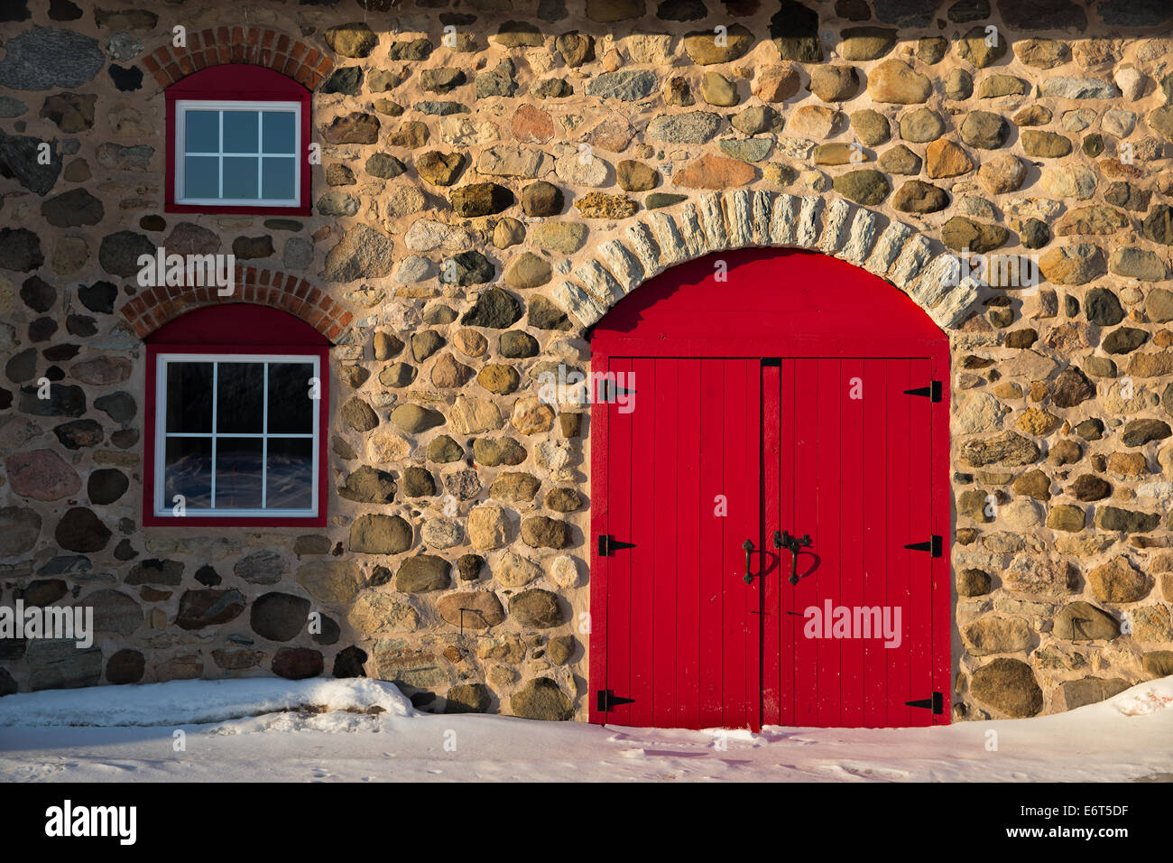 Red window frames hi-res stock photography and images - Alamy