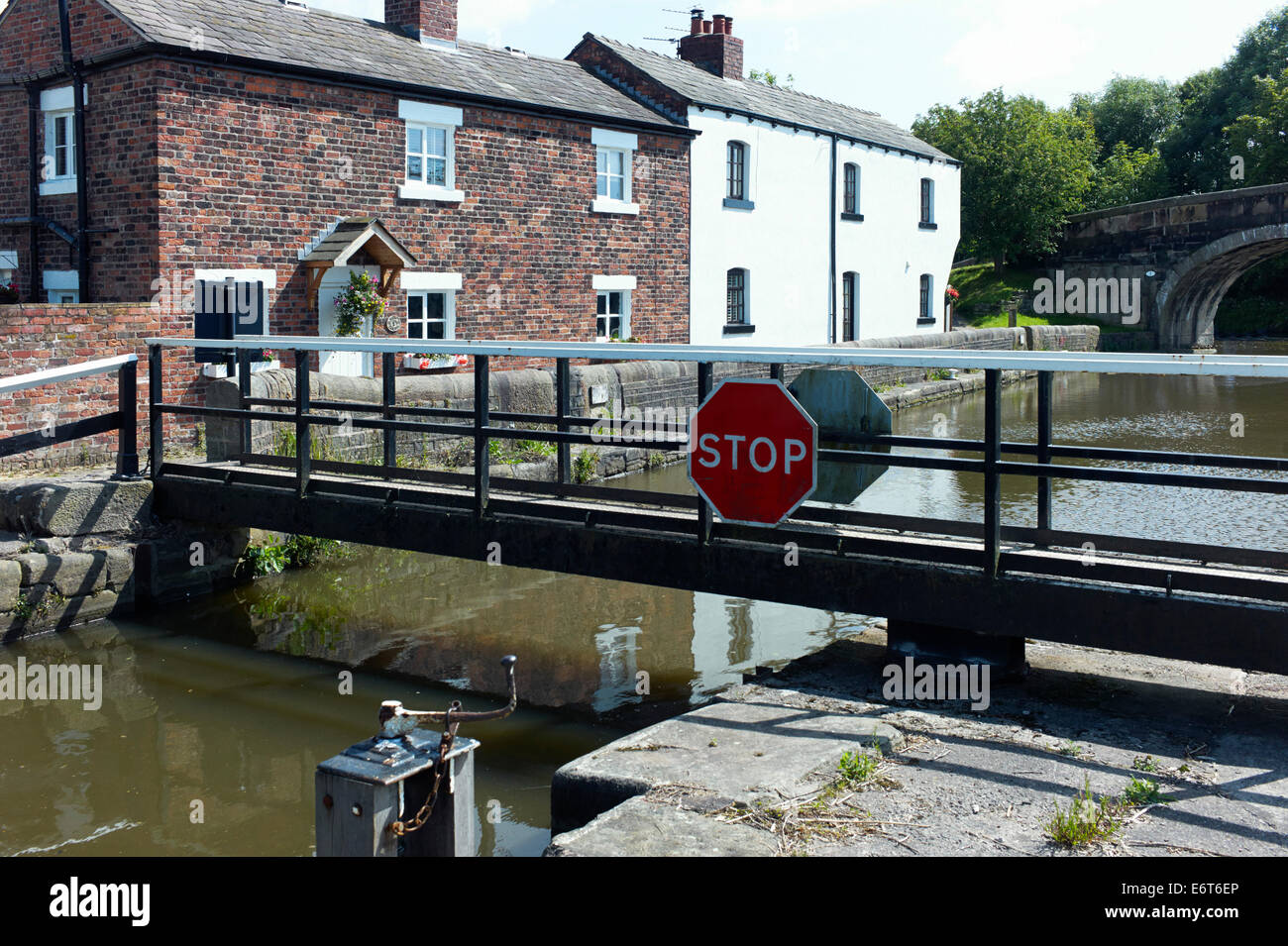 Cottages at Rufford top lock, Burscough Stock Photo - Alamy