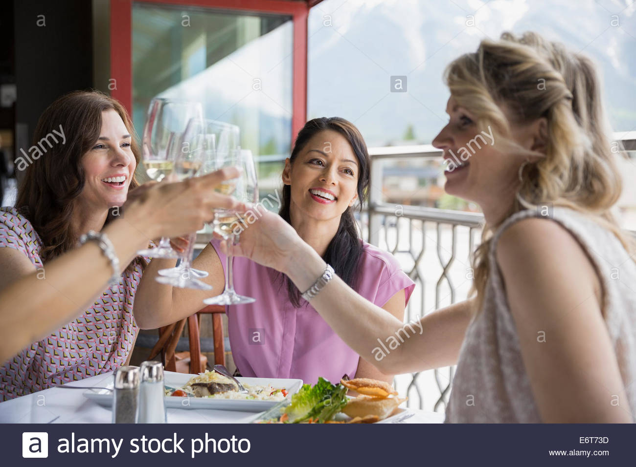 Women in restaurant window hi-res stock photography and images - Alamy